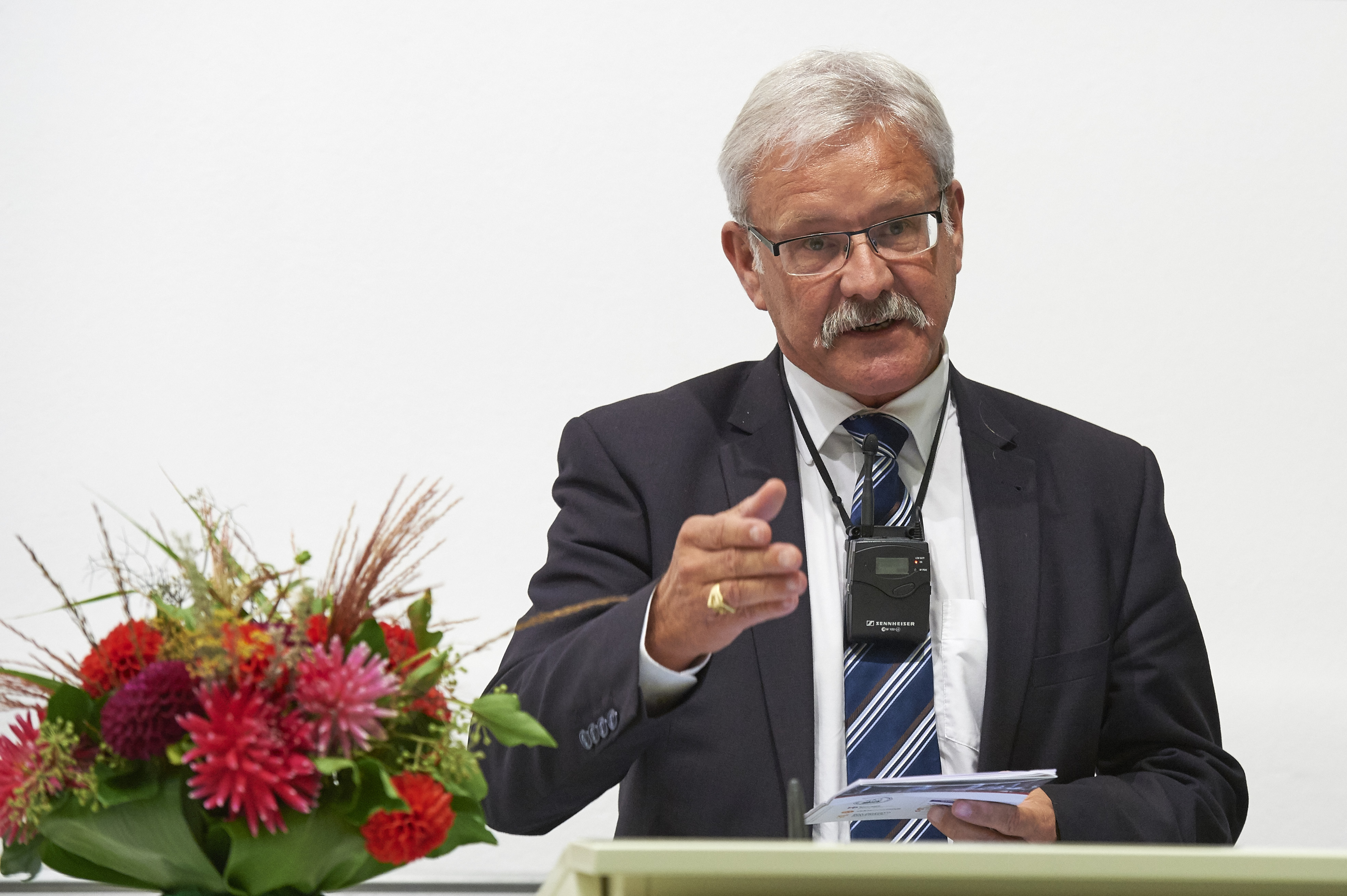 Le Prix Nobel Alan J. Heeger récompensé à Fribourg – Alma & Georges