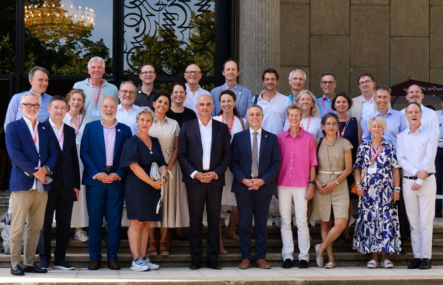 Hoher Besuch im Innenhof der Miséricorde – Alma & Georges